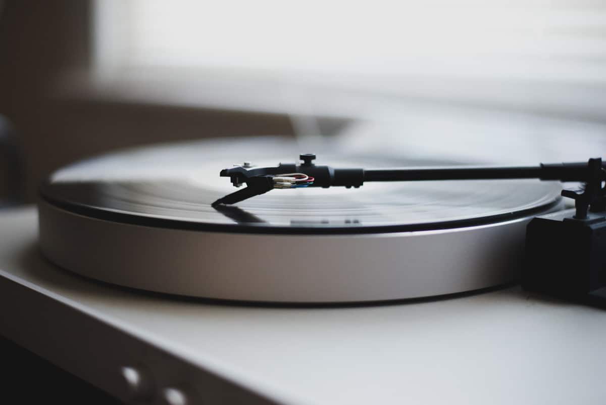 A Detailed Guide On How To Use A Record Player – Vinyl Bro | Elevate ...